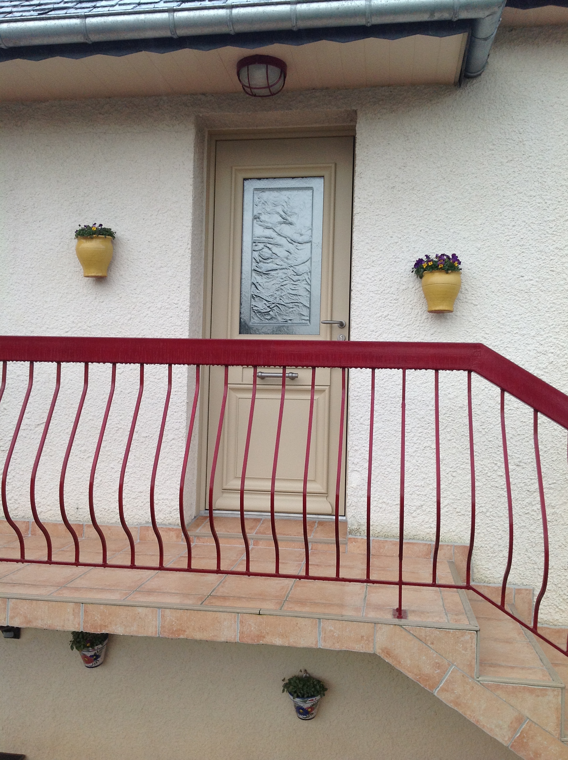 Porte entrée alu beige avec vitrail - Ploumagoar