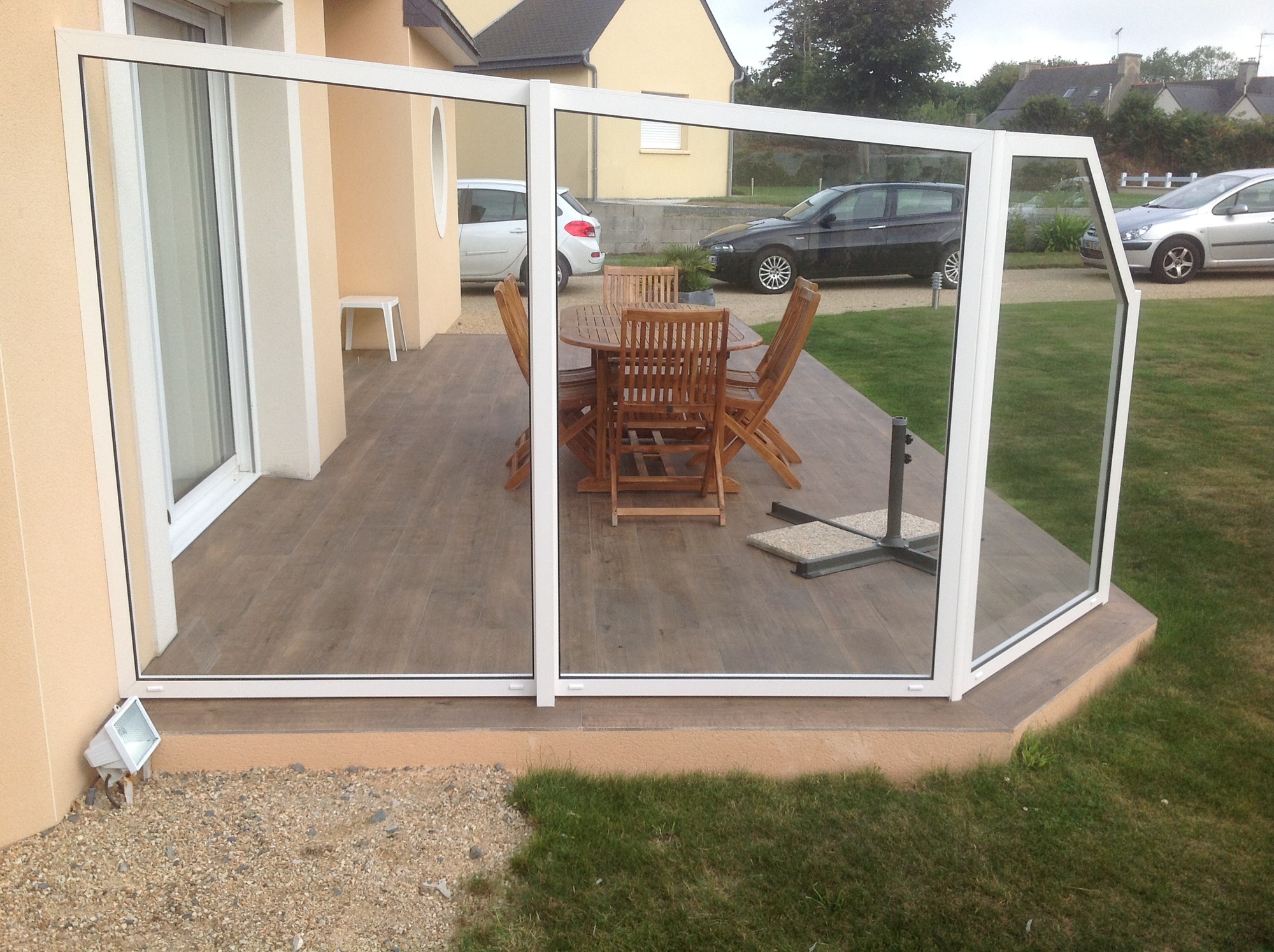 Brise vent alu blanc, terrasse carrelage imitation bois - Louannec